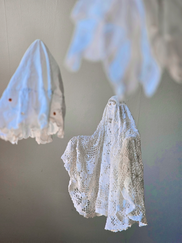 DIY Vintage Doily Ghosts - Janes Distractions